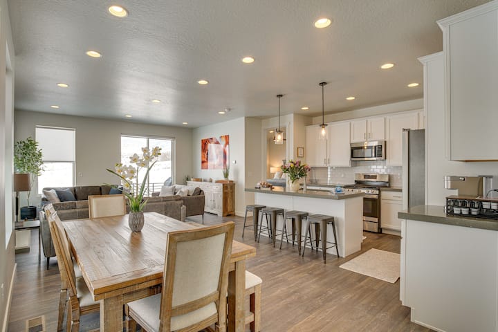 Modern Heber City Getaway: Mountain View, Hot Tub! - Heber City, UT