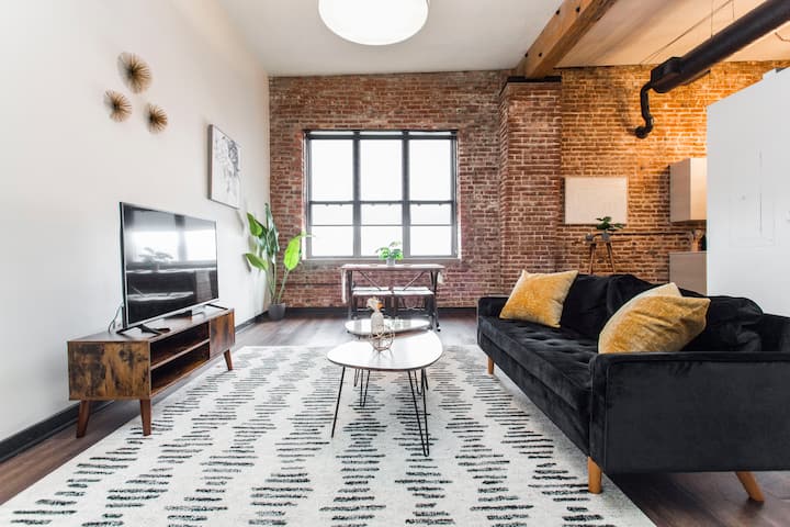 Vintage Charm:skyline & King Bed - North Kansas City, MO