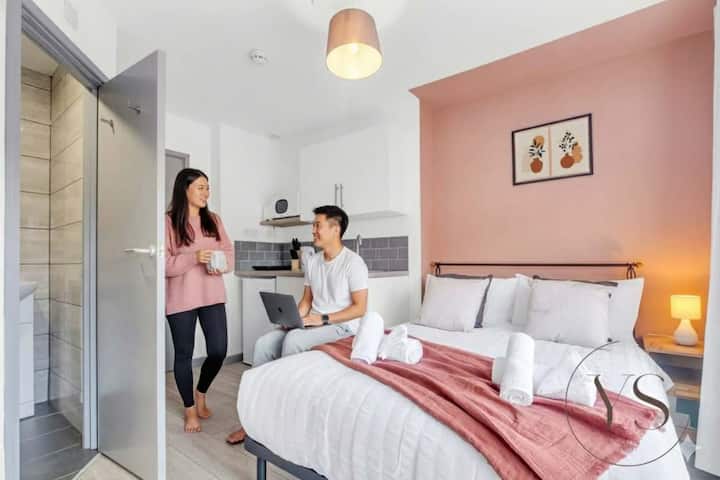 Studio With Wi-fi, Kitchenette & Smart Tv - Stoke-on-Trent