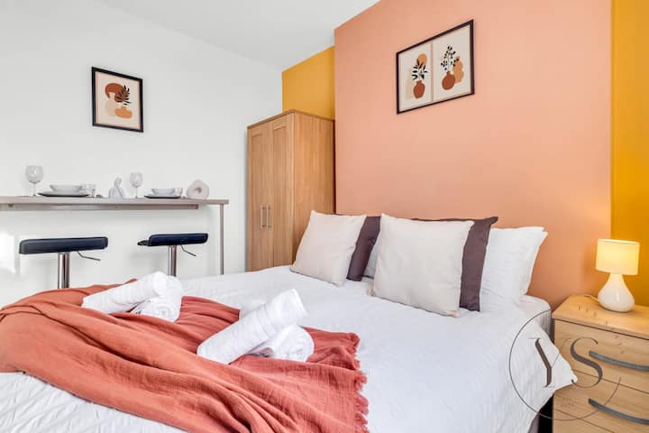 Bright Studio 2e – Smart Tv + Kitchenette - Stoke-on-Trent