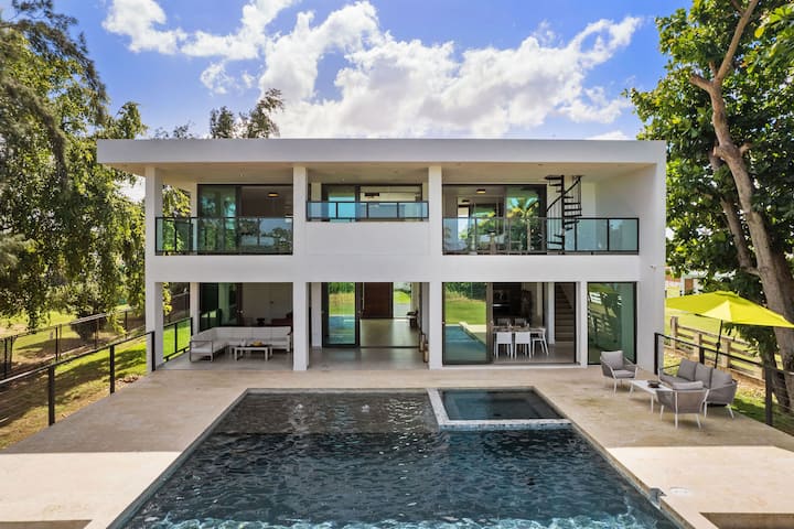 Salty Villa | Modern Beachfront Oasis - Arecibo
