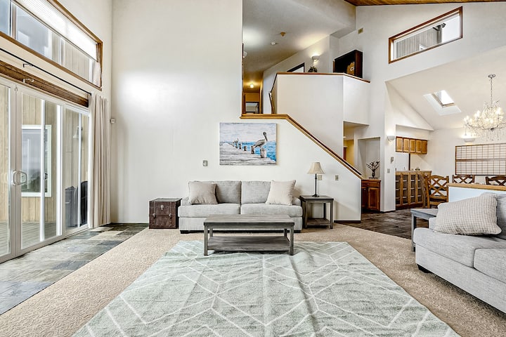 4br Oceanfront Oasis W/ Patio, Views & Games - Crescent City, CA