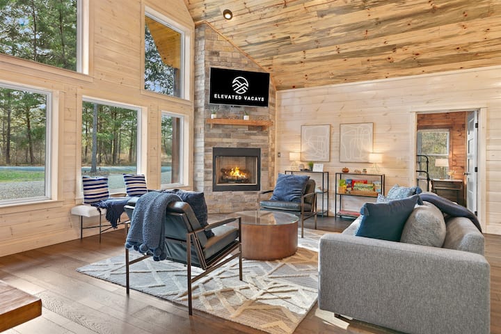 Family Fun Hq: Hottub, Firepit, Playset; Dogs Ok! - Broken Bow, OK