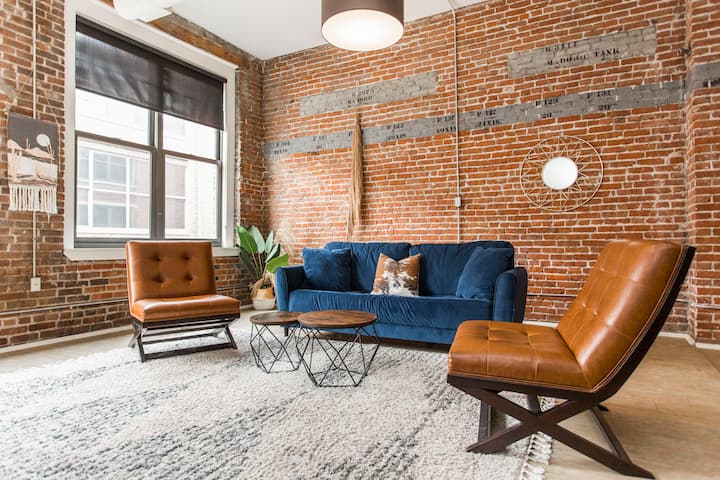 Tranquil Escape: The Desert Loft - Paradise Falls, Kansas City