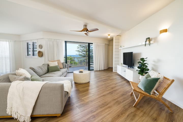 Tranquil Tides Retreat: Coastal Waterfront Escape - Caloundra