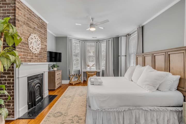 Historic, Spacious Loft W. Kitchen + Living Room - Charleston, SC