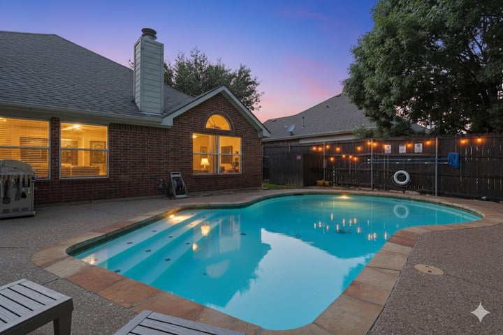 The Blue Holly - Bright & Spacious With A Pool - Denton, TX