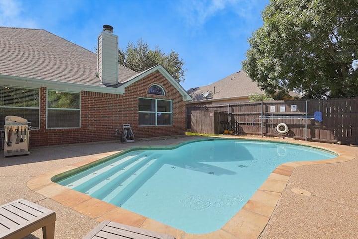 The Blue Holly - Bright & Spacious With A Pool - Denton, TX