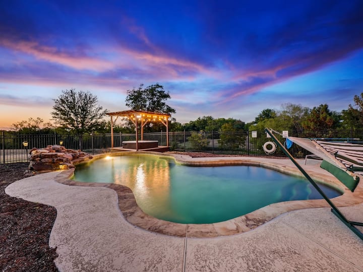 Modern Home - 1 Acre Lot W/ Pool, Patios, Jacuzzi - Denton, TX