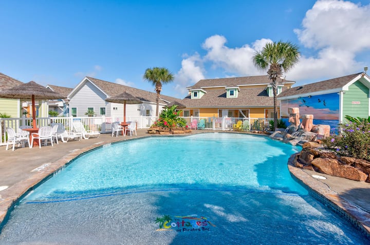 Pool, Beach Retreat & Sleeps 14 - Treasure Island - Port Aransas, TX