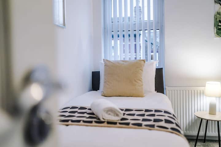 Family-friendly House With Free Parking - Manchester