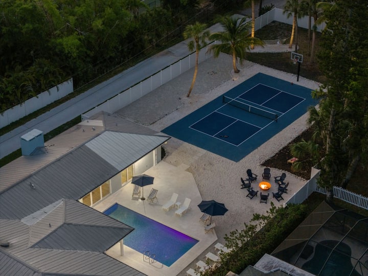 New! Resort Backyard, Pickleball, Pool, Fire Pit - Bradenton, FL