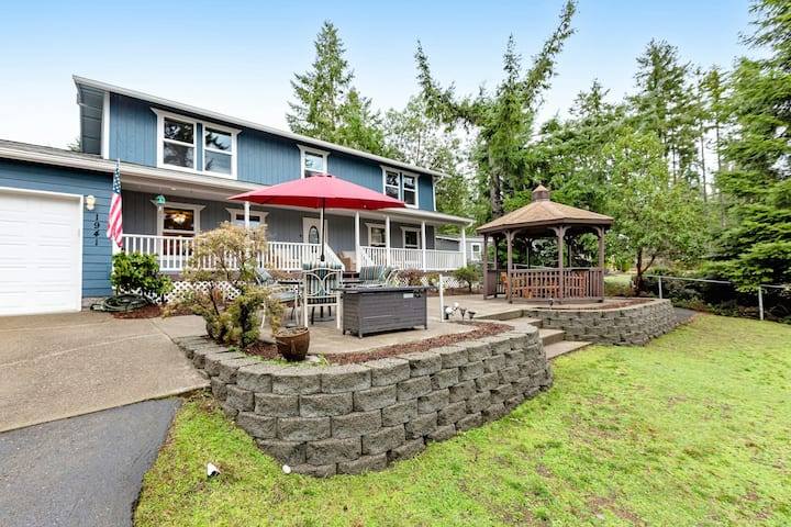 4br Lake Oasis With Hot Tub, Firepit, & Game Room - Hoodsport, WA