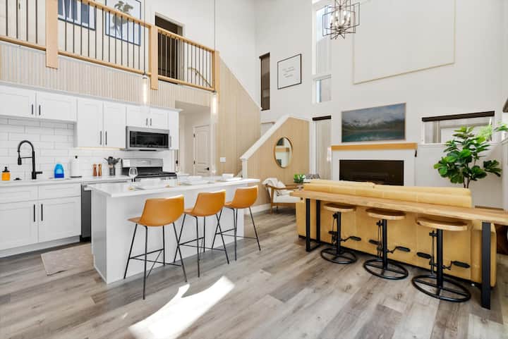 Lux Getaway With Hot Tub, Private Fire Pit, Pool! - Whitefish, MT