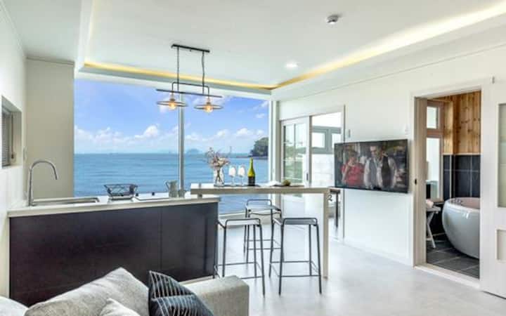 창 너머로 보이는 바다 객실, Oblic 2b - Ansan-si