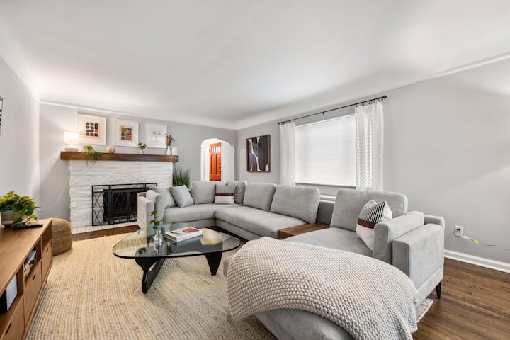 Modern 4br Escape Near Downtown Clawson – Sleeps 8 - Troy, MI