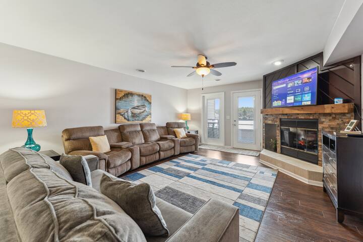 Dells Lake Villa - A Lakefront Haven - Lake Delton, WI