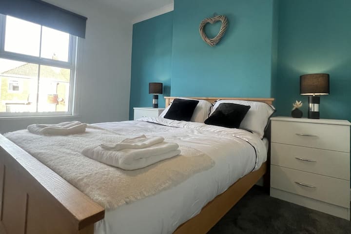 2-bed Home - Sleeps 4, Parking & Garden - Darlington