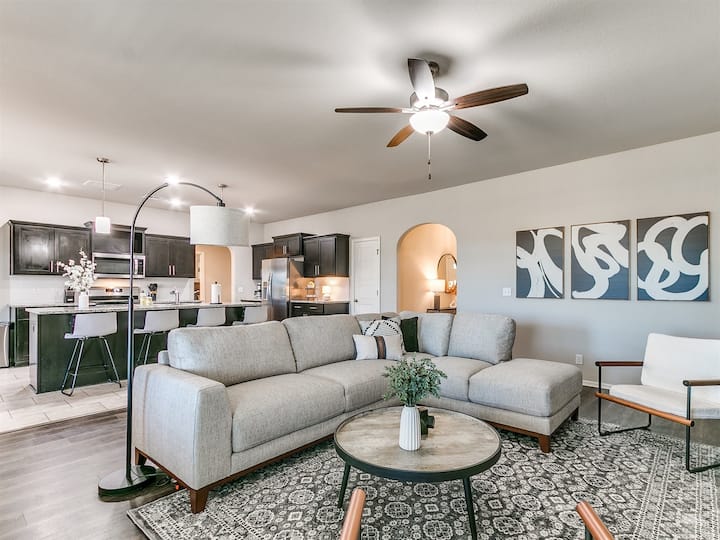 Stunning Home In Great Neighborhood - Broken Arrow