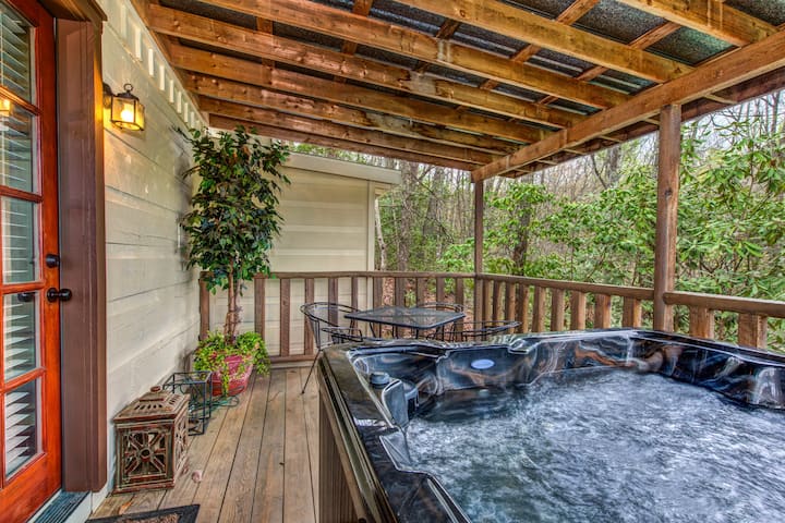 Secluded Retreat With Vaulted Ceilings, - Gatlinburg, TN