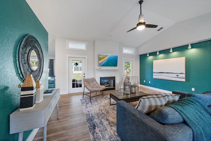 Bay Bliss Bungalow | 65" Smart Tv, Lanai + Bikes! - Sarasota, FL