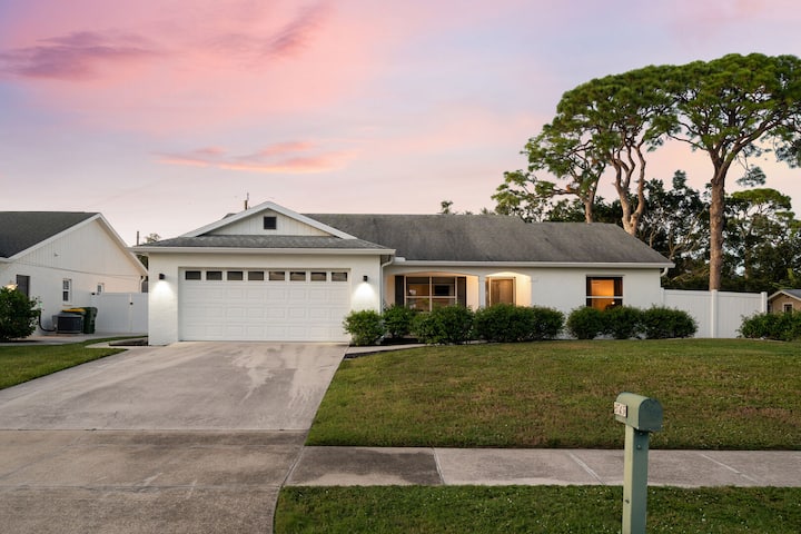 Bay Bliss Bungalow | 65" Smart Tv, Lanai + Bikes! - Sarasota, FL