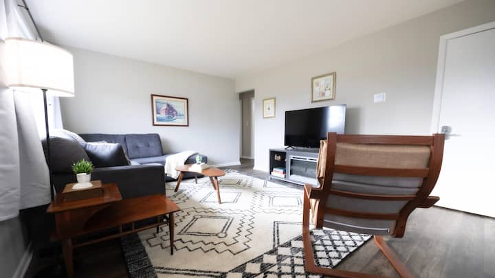 Charming Home In Berea | Private Garage| Smart Tv - North Olmsted, OH