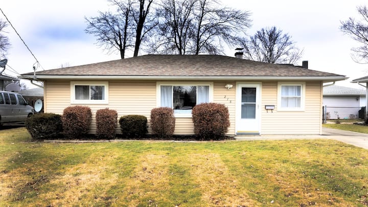 Charming Home In Berea | Private Garage| Smart Tv - Columbia, OH