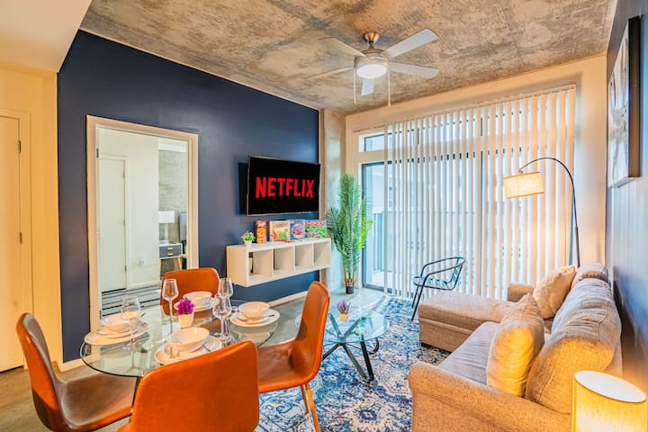 Dt Phx Getaway With Balcony + Pool + Gym And W/d - Phoenix