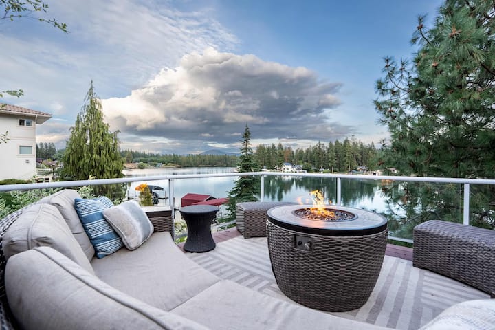 Elegant Waterfront Retreat | Dock, Deck & Spa Bath - Post Falls, ID