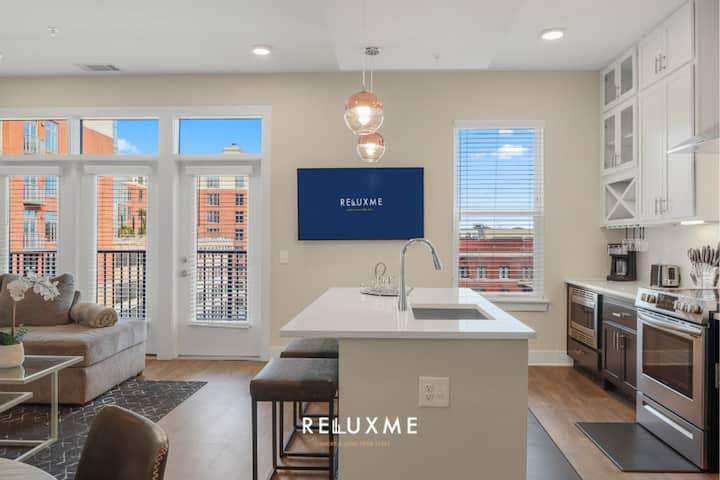 Reluxme | Lux 3br Condo W/ Skyline View + Stadiums - Spectrum Center