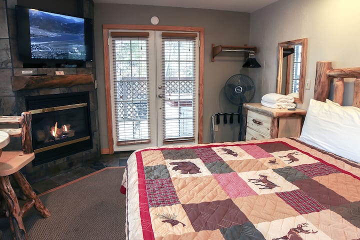 King Bed Studio With Hot Tub - Estes Park, CO