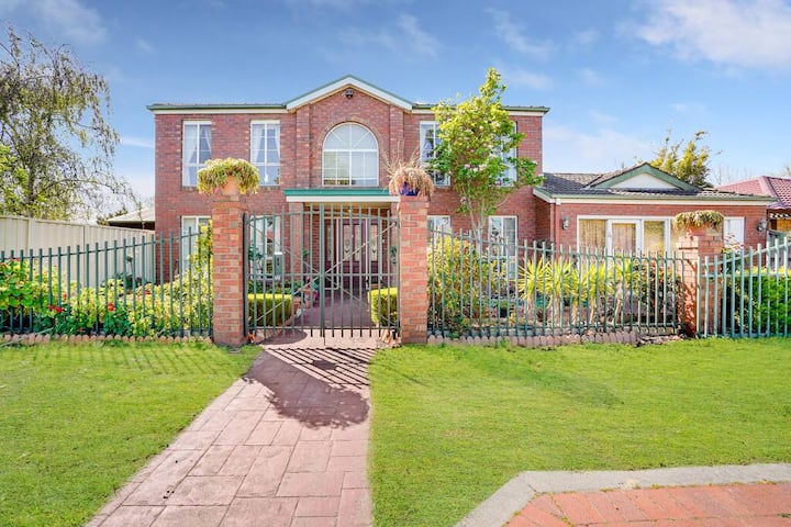 Prized Home Away From Home In Enviable Location - Beaconsfield
