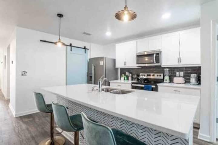 ~Coastal Gameday~ Sports, Beach, Owa & Shopping! - Foley, AL