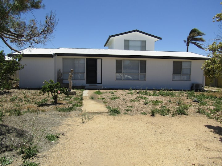 Seaview Retreat - Modern 3 Bedroom Holiday Home - Ardrossan