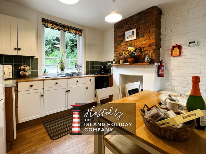 Charnwood Cottage-brading Near Sandown Bay - Sandown Beach