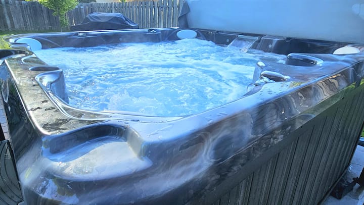 Hot Tub | Built In Fire Pit | Fenced Yard For Kids - Fargo, ND