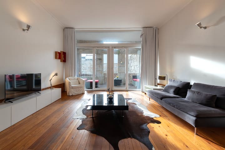 Fontainhas Flat: Balcony & Parking - Porto