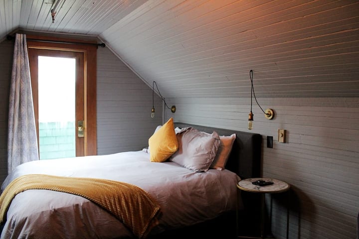 Attic Historic Queen At Sheulburne Hotel! - Seaview, WA
