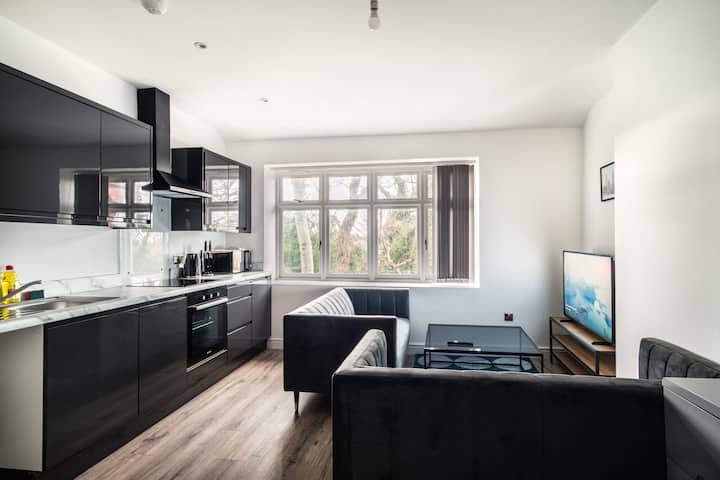 Spacious 2 Bed Apartment In Waterloo, Liverpool - Formby