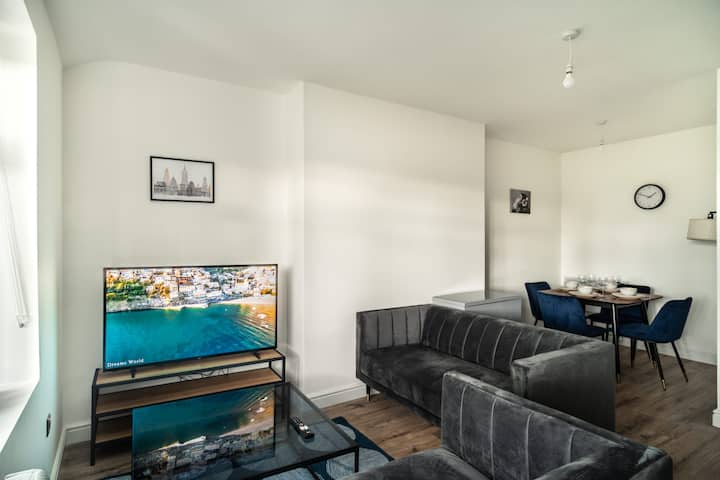 Spacious 2 Bed Apartment In Waterloo, Liverpool - Formby