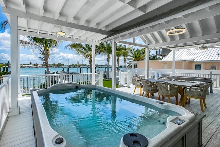 Island Waterfront Retreat With Pool Near Beach - Treasure Island, FL