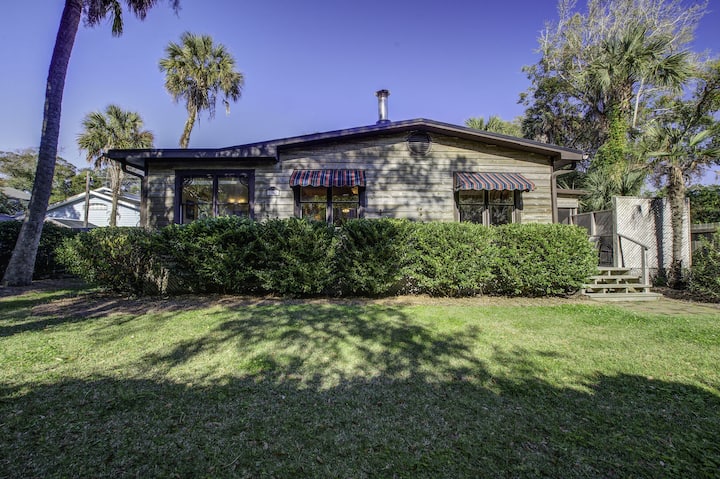 Walk To Beach Access & Town! Pet Ok - Folly Daze - Folly Beach, SC