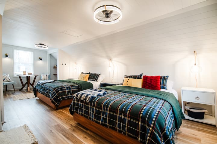 Kingfisher Cottage: Walk To Town - Boyne City, MI