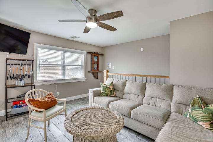 Bright Duplex Condo: Walk To Brigantine Beach! - Marine Mammal Stranding Center