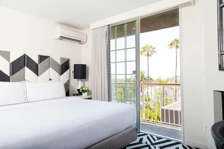 Bold Graphic Patterns And Private Balcony - West Hollywood