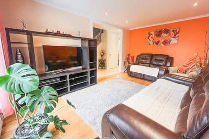 Spacious House Near Downtown Mtl - Montréal, QC