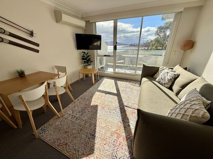 Deluxe Lake Front Studio L Pool L Tennis L Air-con - Jindabyne