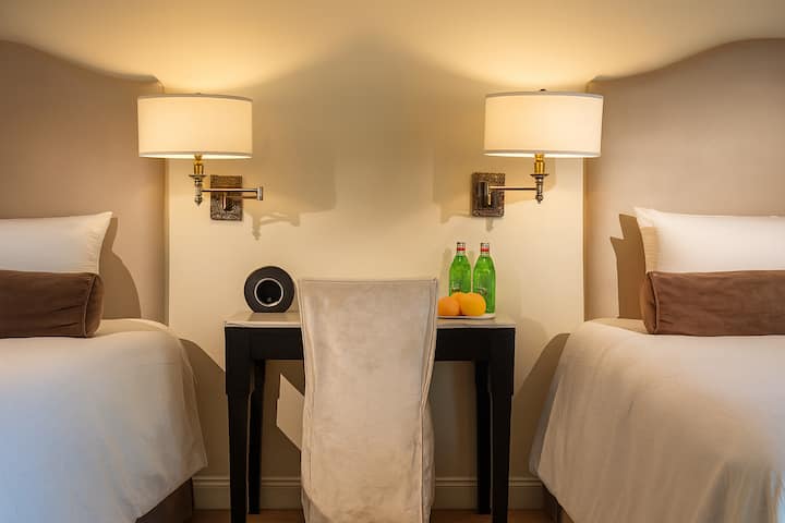 4 Double Rooms At International House New Orleans! - New Orleans, LA