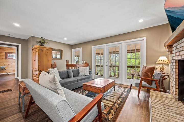 *Charming 3bd Cabin W/ Hot Tub! Pool + Games!* - Gatlinburg, TN